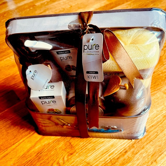 pure by Rachelle Parker | Bath & Body | Pure Kiwi Bath Gift Set In Mini ...